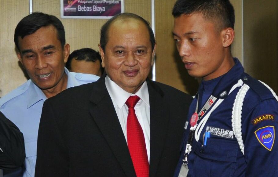 Emir Moeis Gunakan Hak Pilih di RS Harapan Kita Emir Moeis Gunakan Hak Pilih di RS Harapan Kita