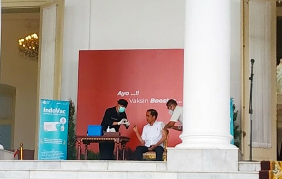 Jokowi Disuntik Booster Kedua dengan Vaksin Indovac Jokowi Disuntik Booster Kedua dengan Vaksin Indovac