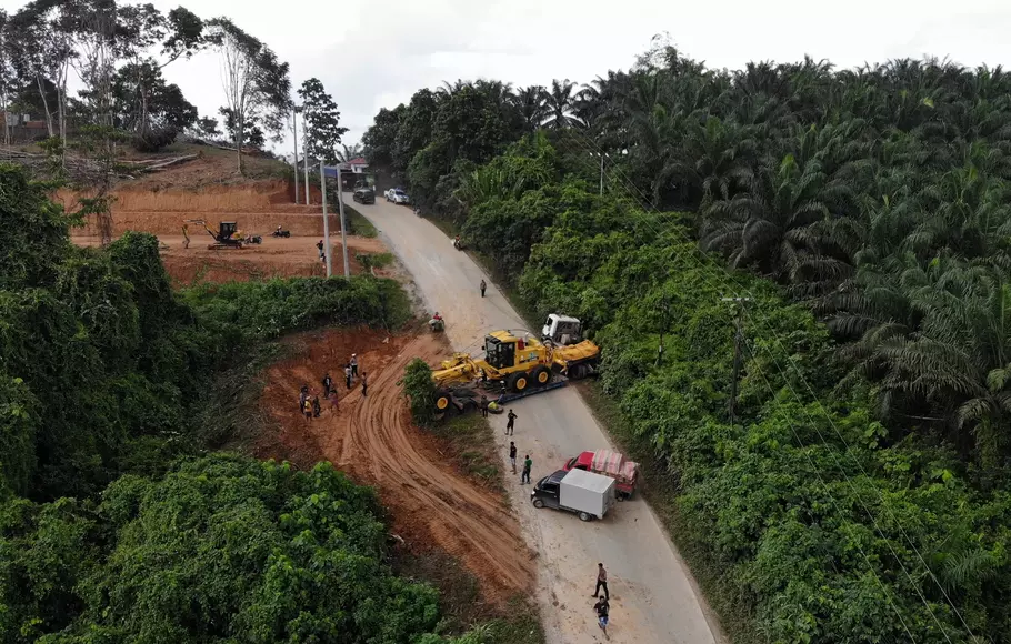 Tak Kuat Menanjak, Truk Bermuatan Alat Berat Tutup Akses Jalan Menuju IKN Tak Kuat Menanjak, Truk Bermuatan Alat Berat Tutup Akses Jalan Menuju IKN