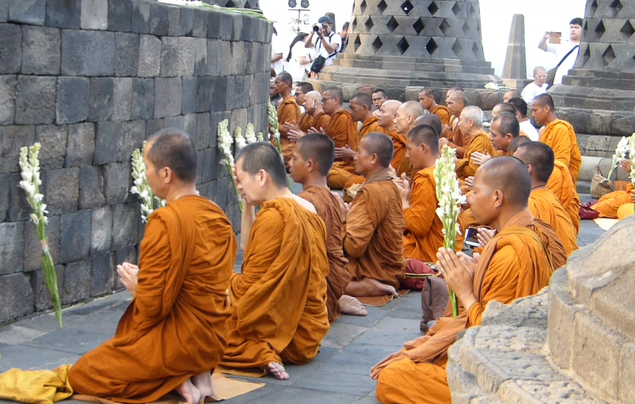 Agenda Perayaan Waisak Biksu Jalan Kaki di Borobudur - Halaman 1 Agenda Perayaan Waisak Biksu Jalan Kaki di Borobudur - Halaman 1