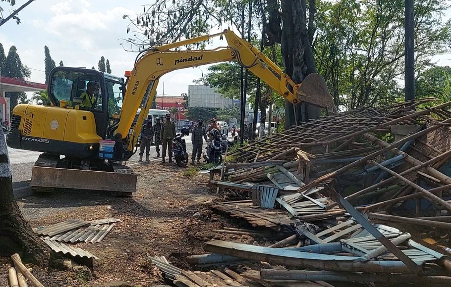 Satpol PP Pati Bongkar Puluhan Warung Remang-remang Satpol PP Pati Bongkar Puluhan Warung Remang-remang