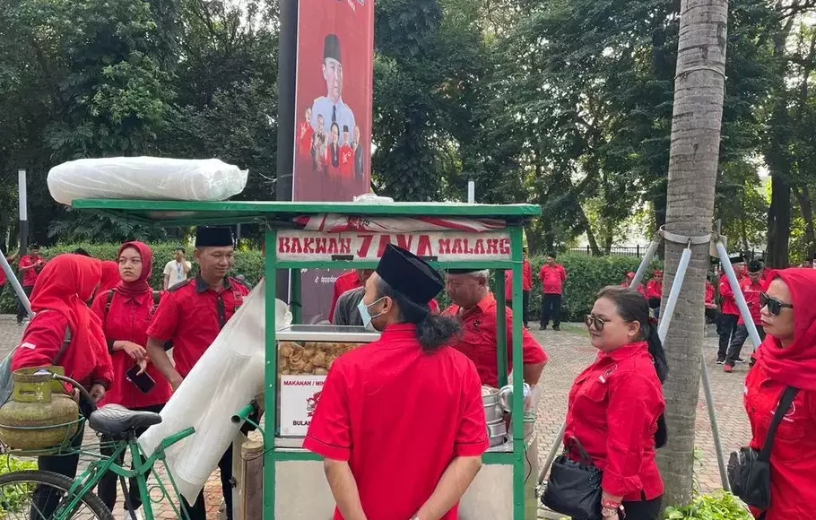 Kader Sudah Mulai Padati GBK, PDIP Berikan Kuliner UMKM Secara Gratis Kader Sudah Mulai Padati GBK, PDIP Berikan Kuliner UMKM Secara Gratis