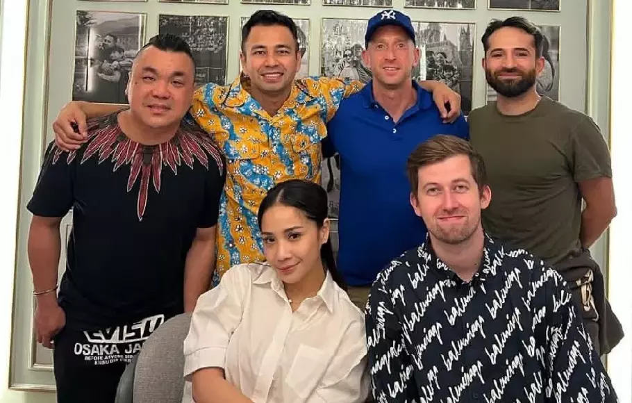 Sambangi Rumah Raffi Ahmad, Alan Walker Asyik Main Billiar Sambangi Rumah Raffi Ahmad, Alan Walker Asyik Main Billiar