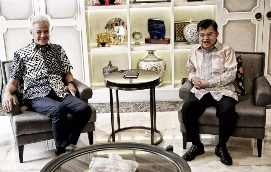 Capres Ganjar Pranowo Kunjungi Jusuf Kalla Capres Ganjar Pranowo Kunjungi Jusuf Kalla