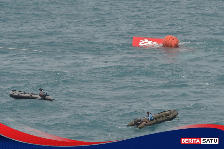Ekor Pesawat AirAsia Berhasil Diangkat Ekor Pesawat AirAsia Berhasil Diangkat