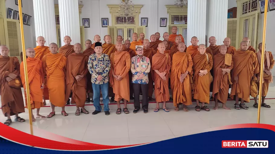 Biksu Jalan Kaki Diterima Hangat, Bukti Bhinneka Tunggal Ika Bukan ... Biksu Jalan Kaki Diterima Hangat, Bukti Bhinneka Tunggal Ika Bukan ...