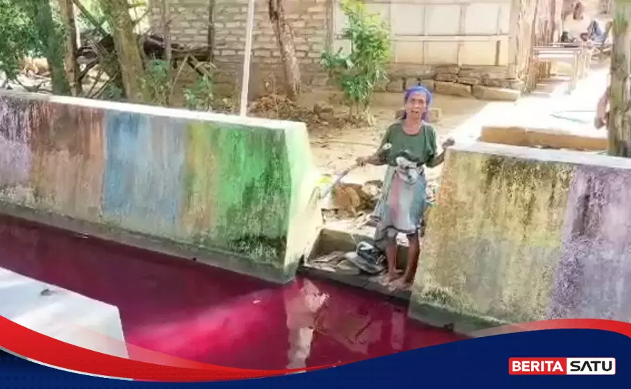 Warna Air Sungai di Pamekasan Berubah Jadi Merah Darah Warna Air Sungai di Pamekasan Berubah Jadi Merah Darah