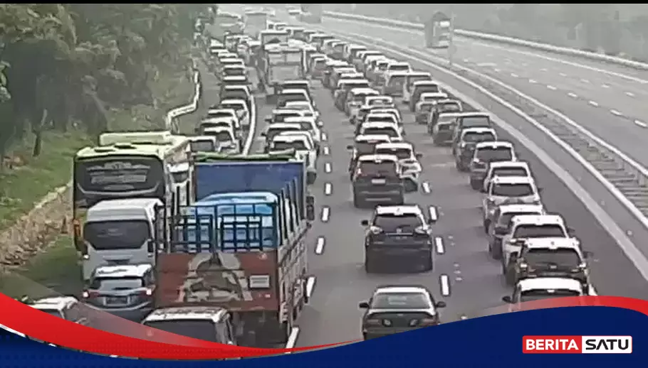 Arus Mudik Libur Natal, Tol Cipali Macet Arus Mudik Libur Natal, Tol Cipali Macet