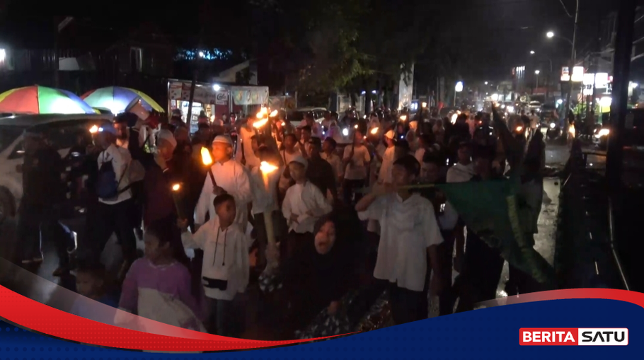 Mak-mak Hingga Anak-Anak di Kota Makassar Ikut Pawai Obor Sambut Ramadan Mak-mak Hingga Anak-Anak di Kota Makassar Ikut Pawai Obor Sambut Ramadan