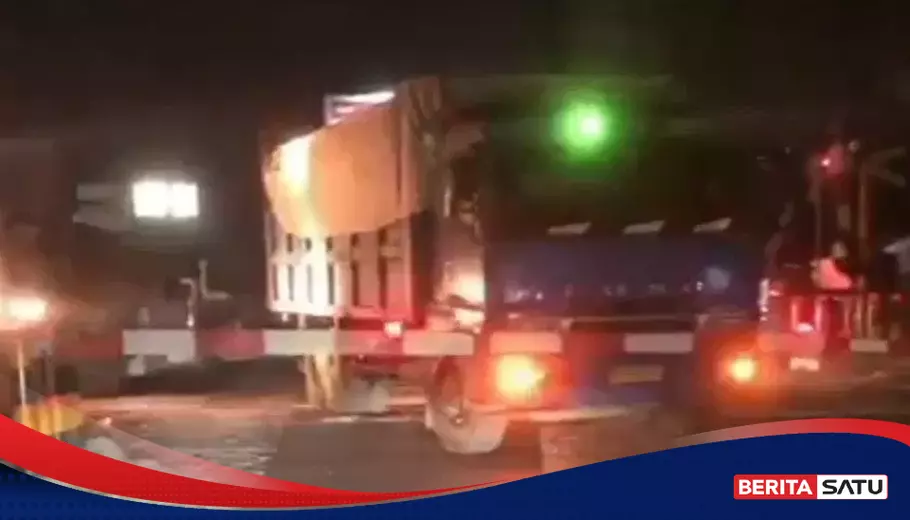 Truk Pupuk Tertabrak Kereta Api di Serdang Bedagai, Sopir dan Kernet Kabur Truk Pupuk Tertabrak Kereta Api di Serdang Bedagai, Sopir dan Kernet Kabur