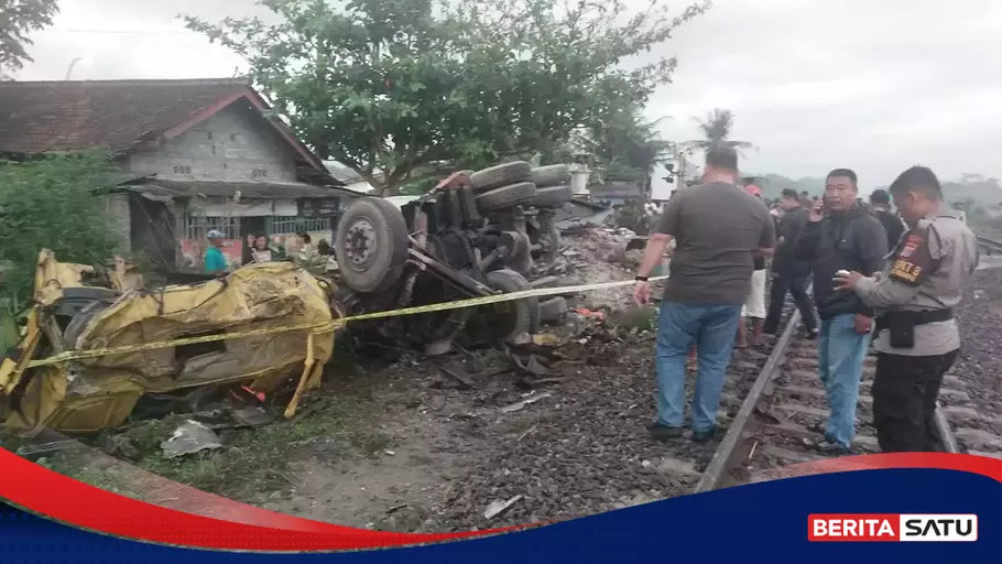 Terobos Palang Pintu, Truk Molen Ditabrak Kereta Api Taksaka di ... Terobos Palang Pintu, Truk Molen Ditabrak Kereta Api Taksaka di ...