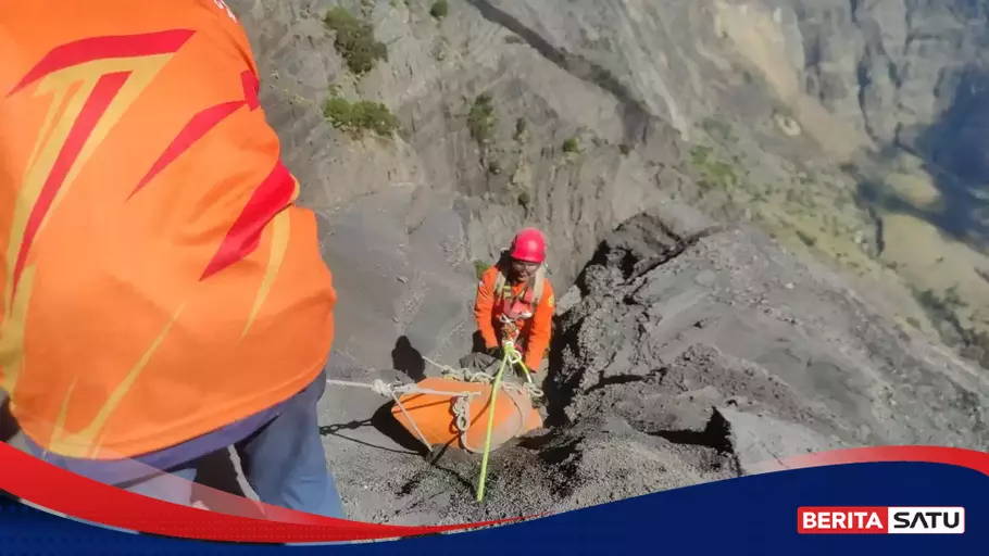 Evakuasi Dramatis Pendaki di Rinjani, Jasad Berhasil Diangkat Evakuasi Dramatis Pendaki di Rinjani, Jasad Berhasil Diangkat