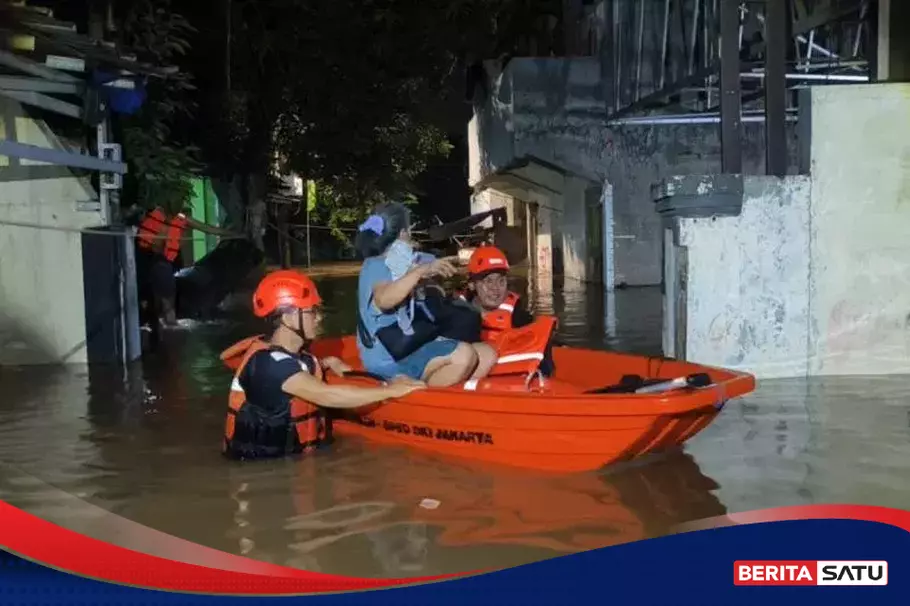 Banjir Rendam 28 RT di Jakarta Akibat Luapan Kali Ciliwung Banjir Rendam 28 RT di Jakarta Akibat Luapan Kali Ciliwung