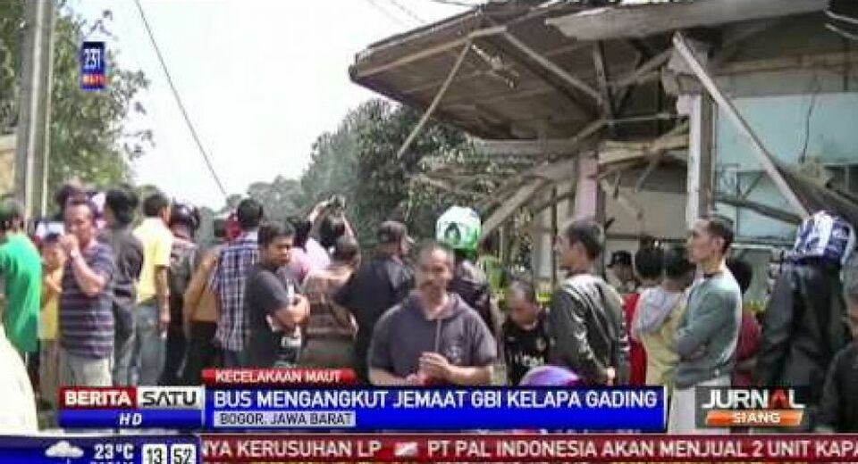 Alat Berat Didatangkan untuk Evakuasi Korban Kecelakaan Bus Alat Berat Didatangkan untuk Evakuasi Korban Kecelakaan Bus