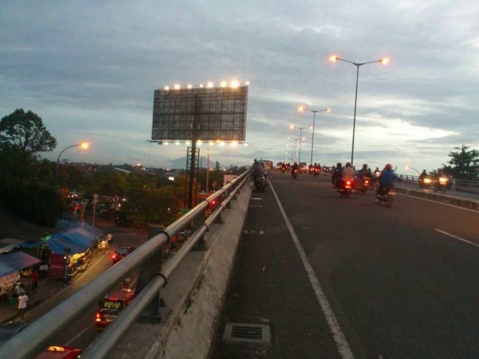 Rawan Perampokan, Flyover Pasar Rebo Dipasangi Rambu