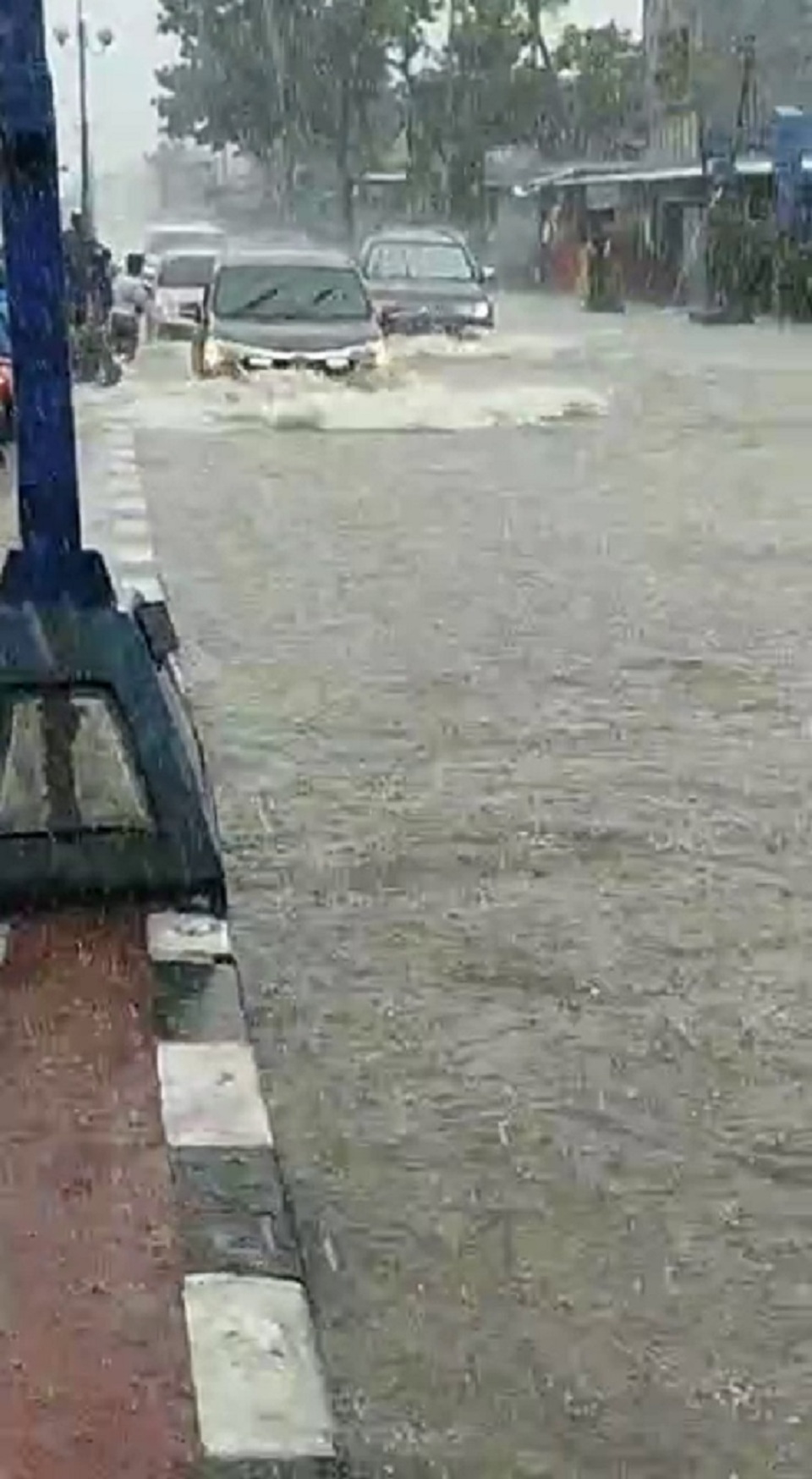 Hujan Deras, Banjir Rendam Tiga Kecamatan di Makassar - Halaman 1 Hujan Deras, Banjir Rendam Tiga Kecamatan di Makassar - Halaman 1