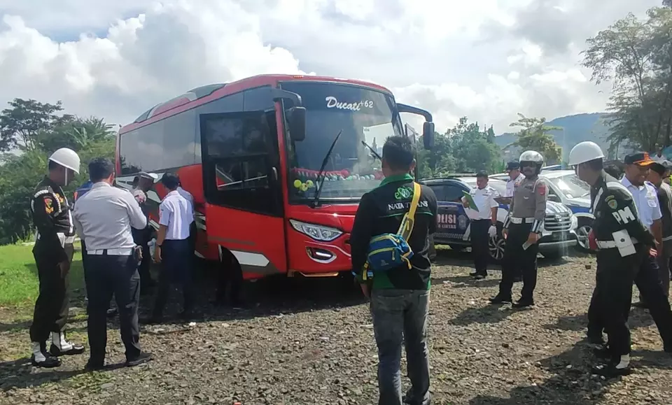 Petugas Gabungan di Puncak Temukan Bus Tak Layak Jalan - Halaman 1 Petugas Gabungan di Puncak Temukan Bus Tak Layak Jalan - Halaman 1