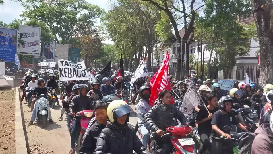 Setahun Tragedi Kanjuruhan, Aremania Kembali Turun ke Jalan Tuntut Keadilan Setahun Tragedi Kanjuruhan, Aremania Kembali Turun ke Jalan Tuntut Keadilan