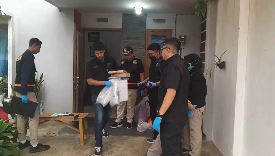 Labfor Polda Jatim Olah Ulang TKP Kasus Bunuh Diri Guru SD Sekeluarga ... Labfor Polda Jatim Olah Ulang TKP Kasus Bunuh Diri Guru SD Sekeluarga ...