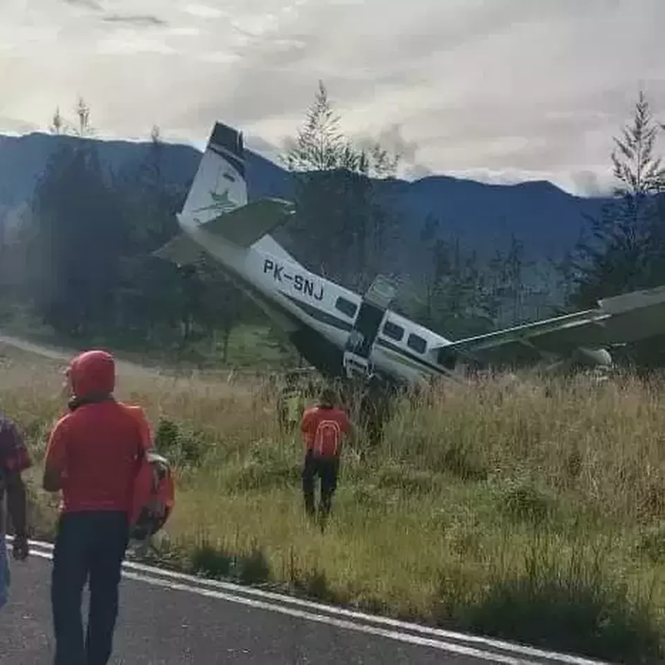 Pesawat Smart Air Tergelincir di Bandara Puncak, Asap Mengepul