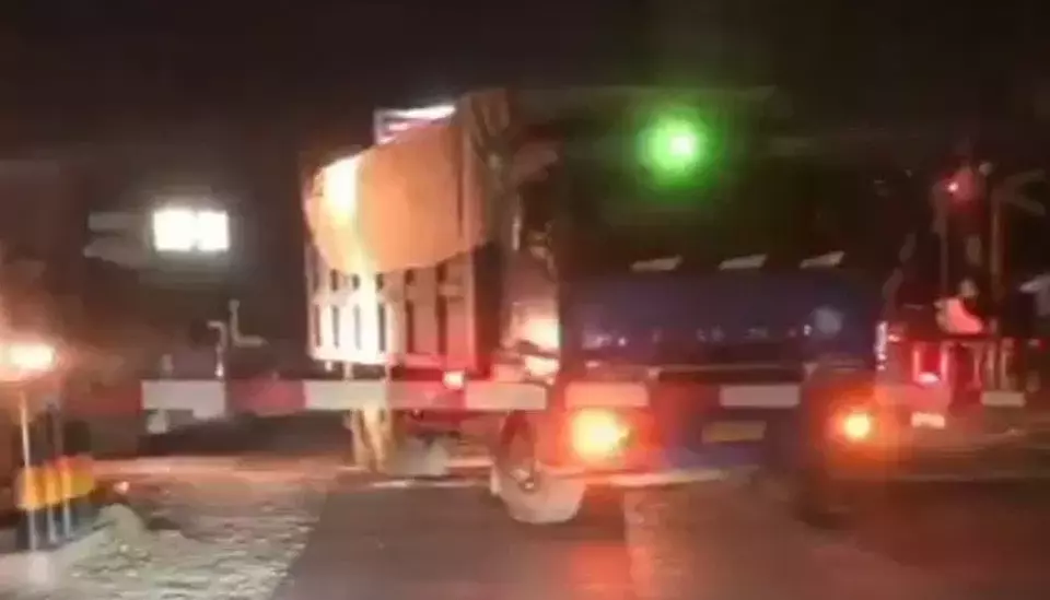 Truk Pupuk Tertabrak Kereta Api di Serdang Bedagai, Sopir dan Kernet Kabur Truk Pupuk Tertabrak Kereta Api di Serdang Bedagai, Sopir dan Kernet Kabur