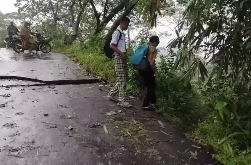Banjir Bandang Putus Jalan, Warga Tegal Terisolasi