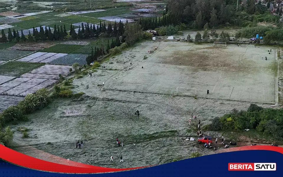 Dieng Diselimuti Embun Es, Suhu Tembus Minus 1 Derajat Celsius