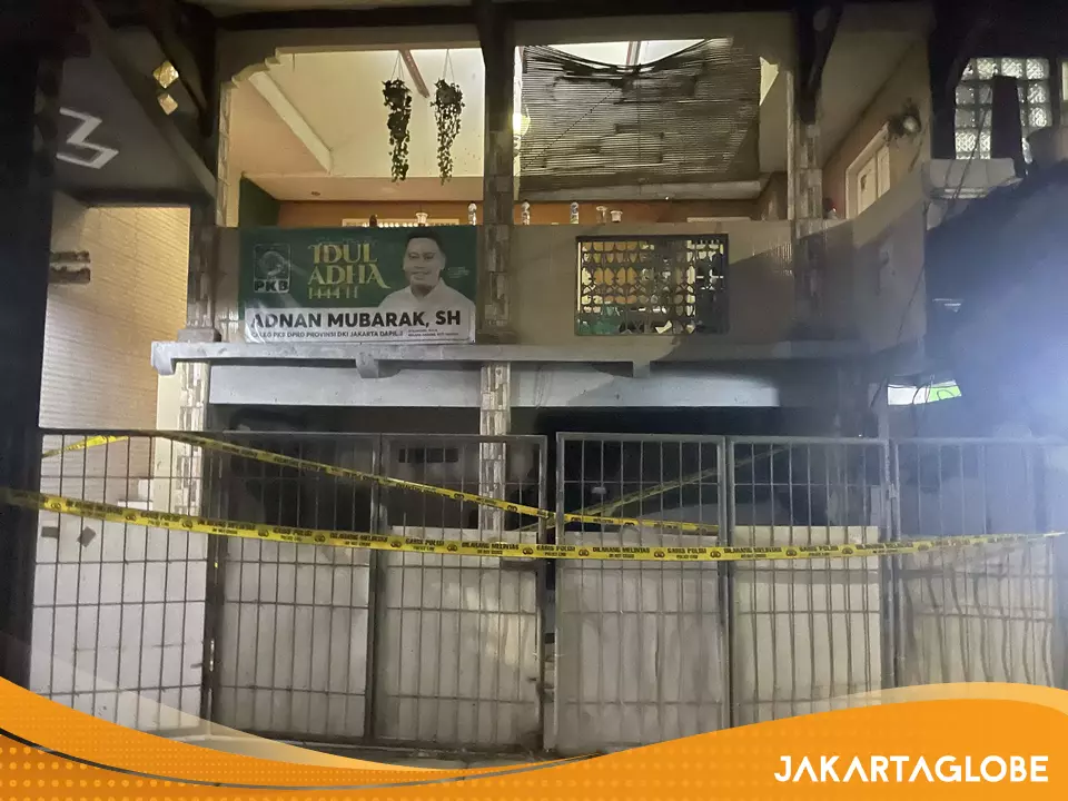 Woman Found Living Alongside Decomposing Bodies of Husband, Son for Days Woman Found Living Alongside Decomposing Bodies of Husband, Son for Days